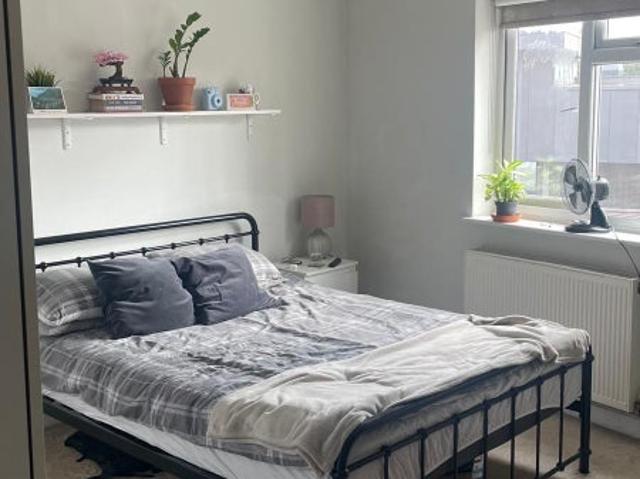 Room at Lower Road, Greater London