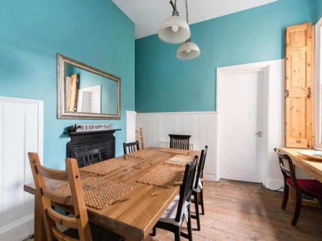 Room at Lower Road, Greater London