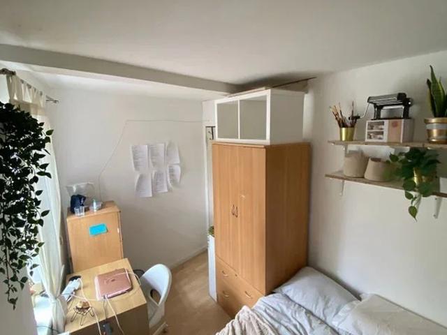 Room at Lower Road, Greater London