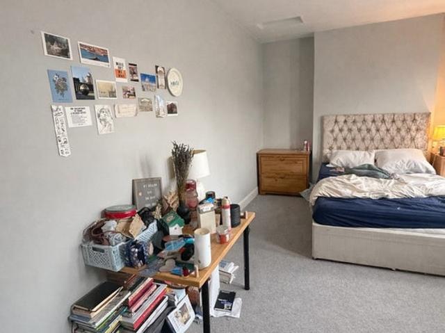 Room at Lower Road, Greater London