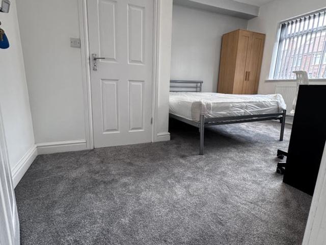 Room at Lower Road, Nottingham