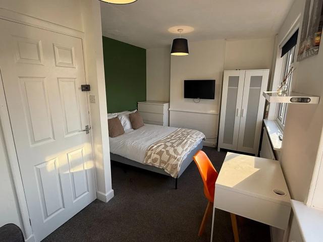 Room at Lower Road, Nottingham