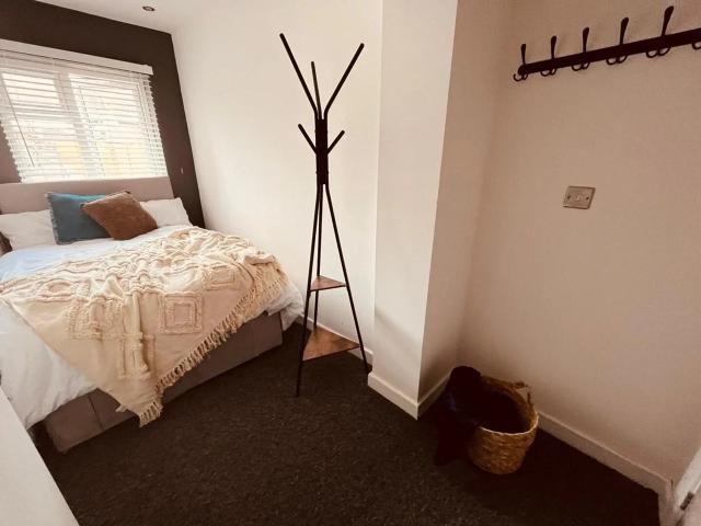 Room at Lowestoft Road, Watford