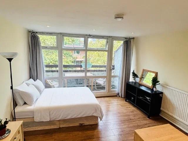 Room at Lough Road, Greater London