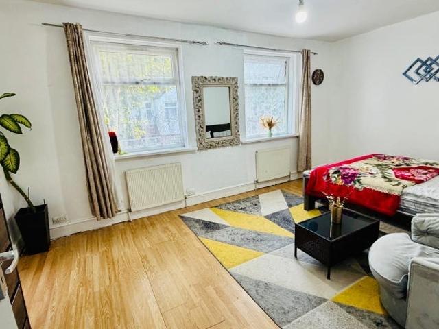 Room at Pulleyns Avenue, Greater London
