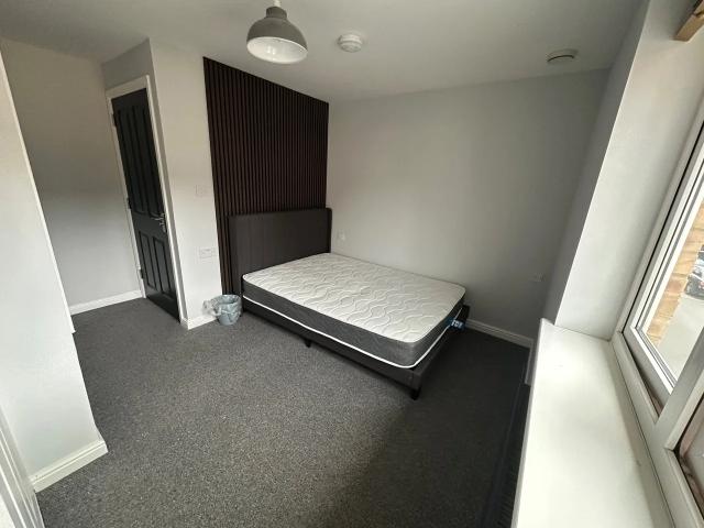 Room at Padstow Road, Swindon