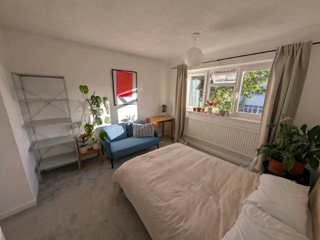 Room at Parnell Road, Greater London