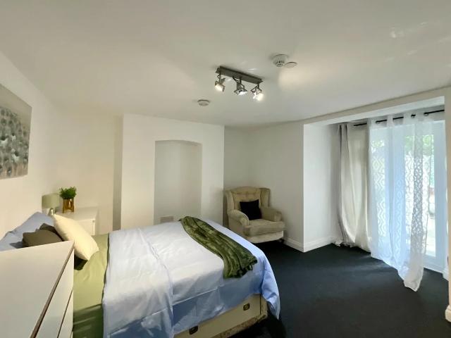 Room at Parkway Road, Dudley