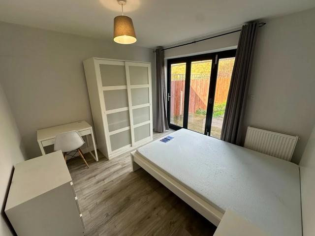 Room at Park Avenue North, Greater London