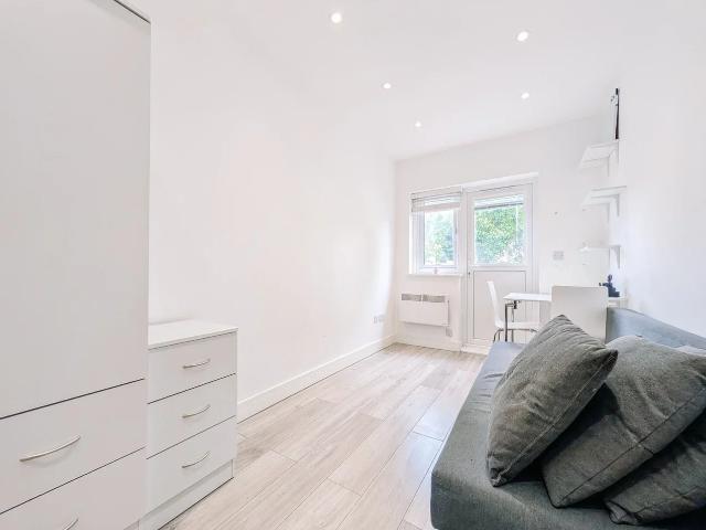 Room at Park Avenue, Borough of Runnymede