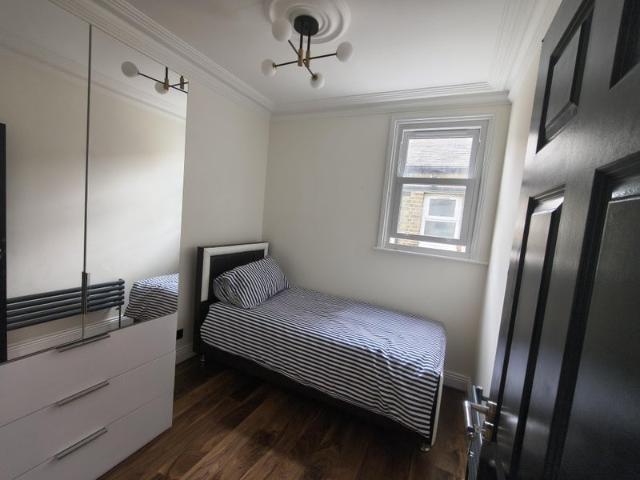Room at Park Avenue, Greater London