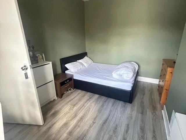 Room at Park Road West, Bedford