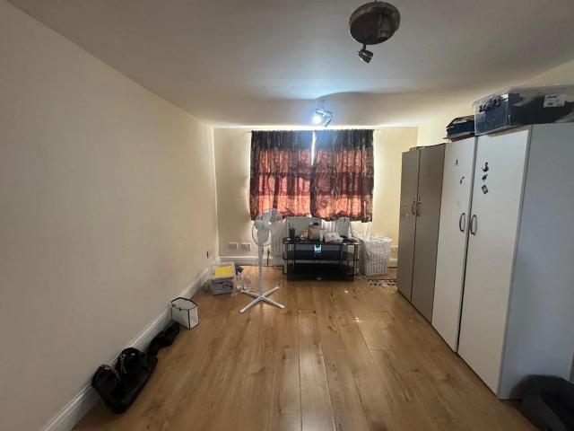 Room at Park Road, Greater London