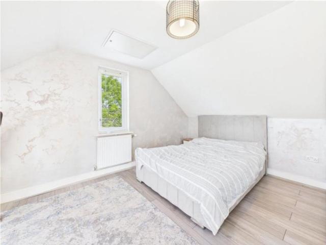 Room at Parkes Avenue, Locking Parklands