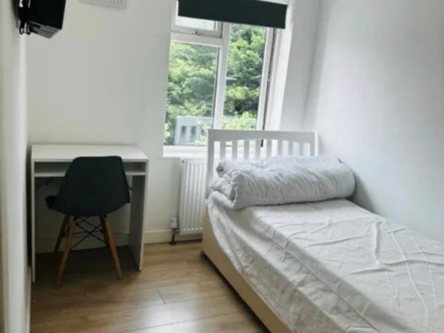 Room at Pauling Road, Oxford