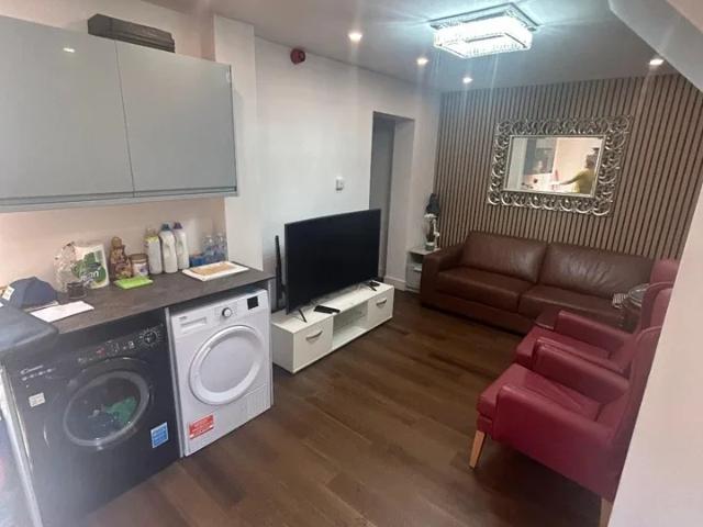 Room at Pavey Road, Bristol