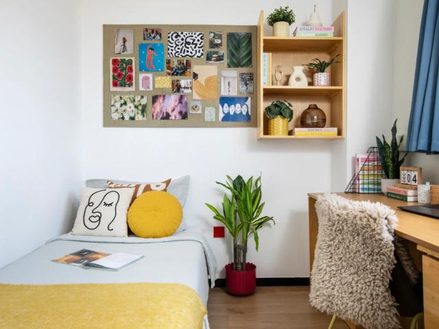 Room at Pear Close, Greater London