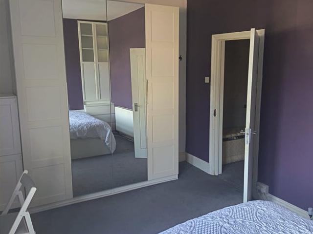 Room at Pearl Place, Cardiff