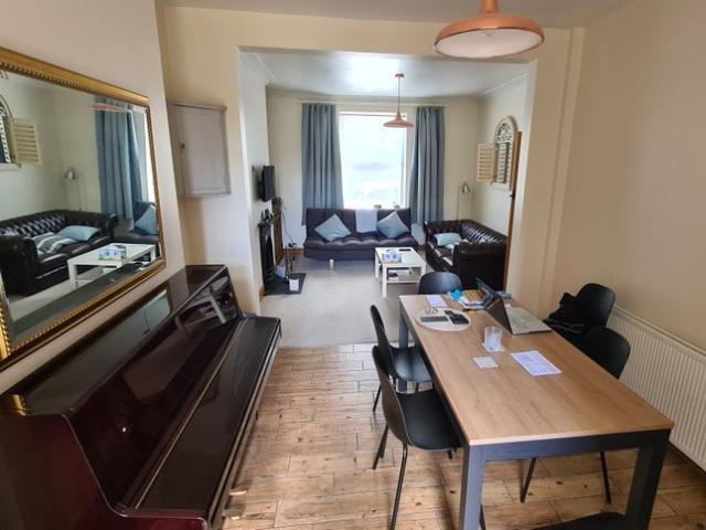 Room at Pearl Street, Cardiff
