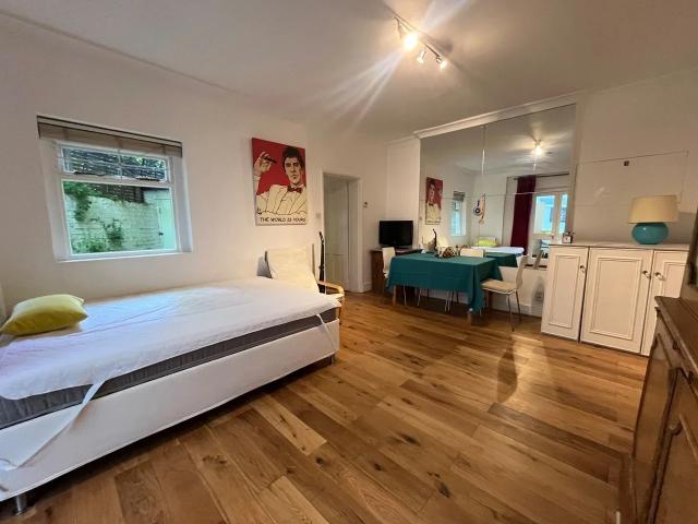 Room at Pembridge Place, Greater London