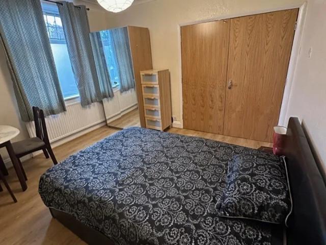 Room at Pennine Mansions, Greater London