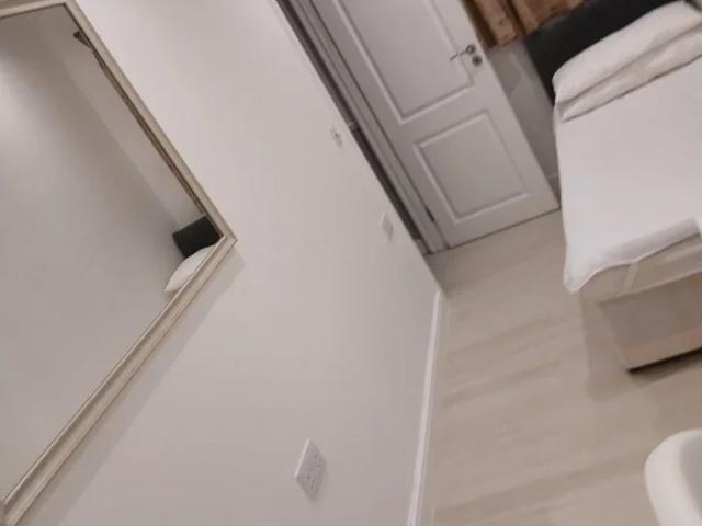 Room at Penshurst Gardens, Greater London