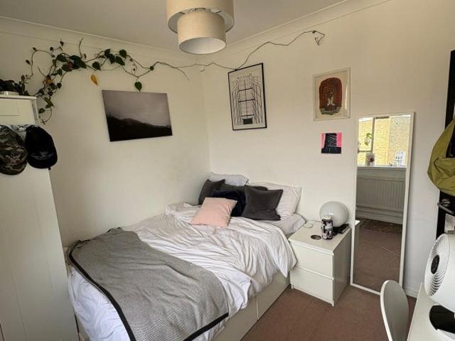 Room at Percy Circus, Greater London