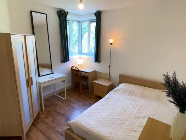 Room at Percival Street, Greater London