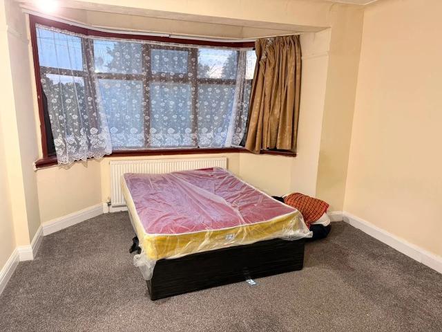 Room at Perth Road, Greater London