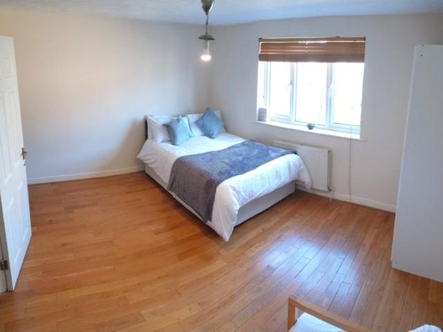 Room at Perth Road, Greater London