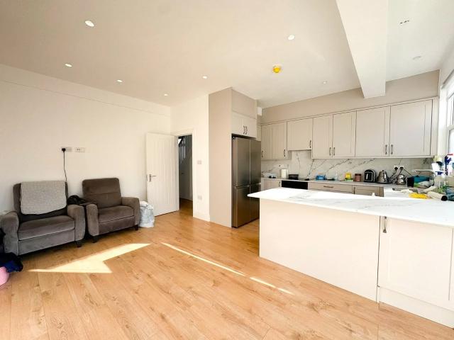 Room at Perth Road, Greater London