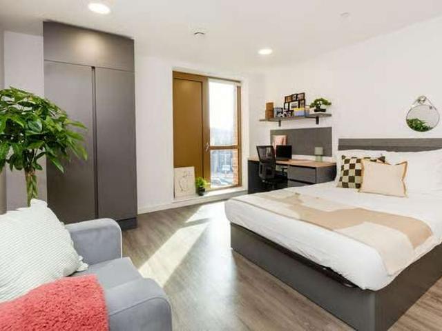 Room at Perth Road, Greater London