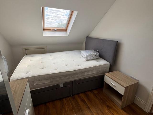Room at Perth Road, Greater London