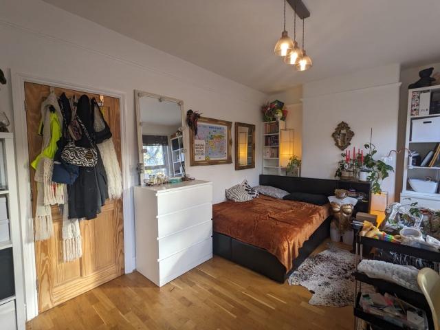 Room at Perth Road, Greater London