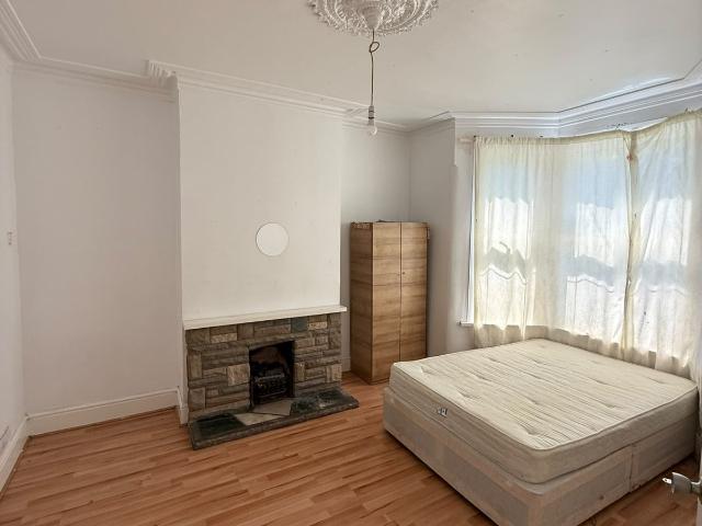 Room at Perth Road, London