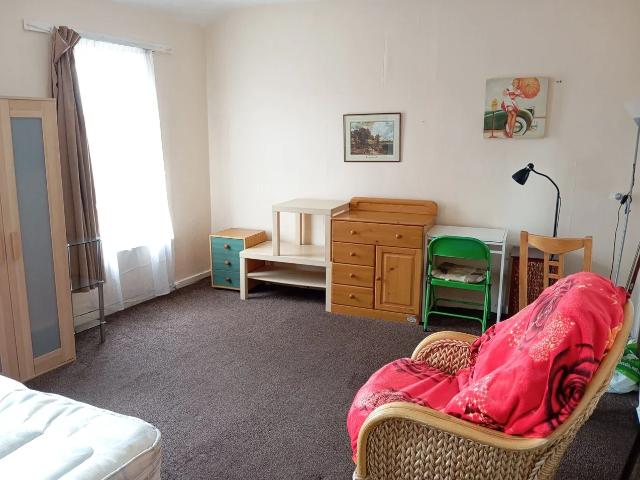 Room at Peterson Road, Wakefield