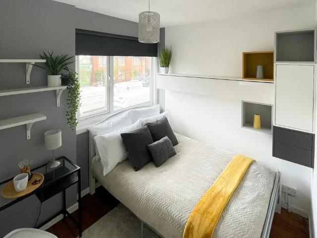 Room at Petersfield Rise, Greater London