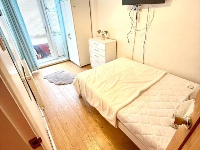 Room at Petersfield Rise, Greater London