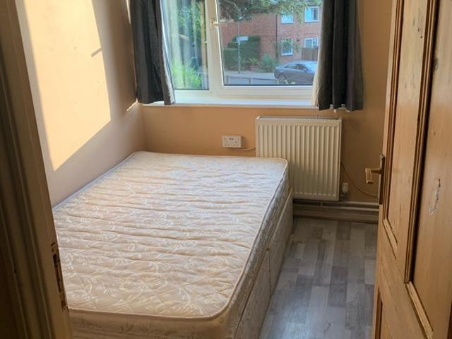 Room at Petersfield Rise, Greater London