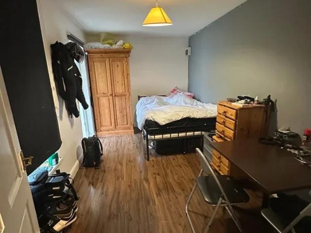 Room at Peverel Road, Cambridge