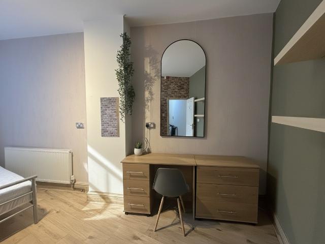 Room at Peveril Street, Nottingham