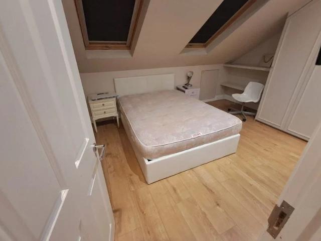 Room at Pinnacle Hill, Greater London