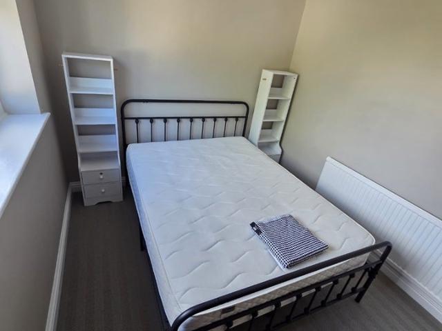 Room at Pine Crescent, Brentwood