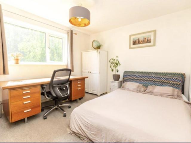 Room at Pine Road, Bristol