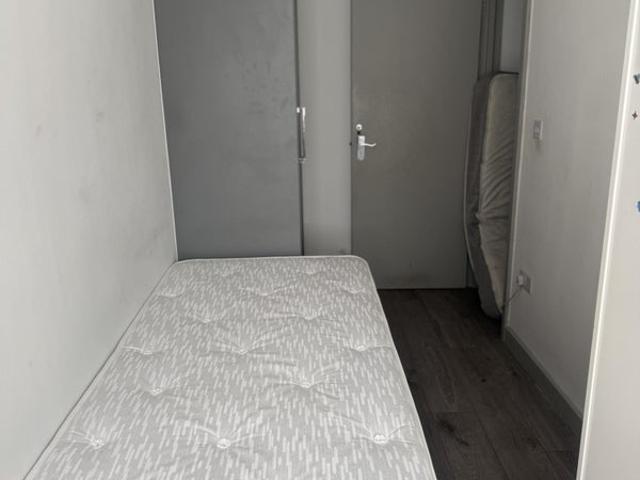 Room at Pleasant Way, Greater London