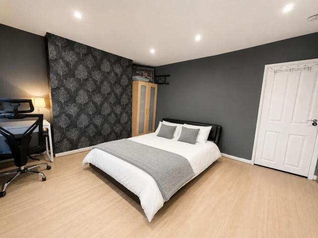 Room at Plough Way, Greater London