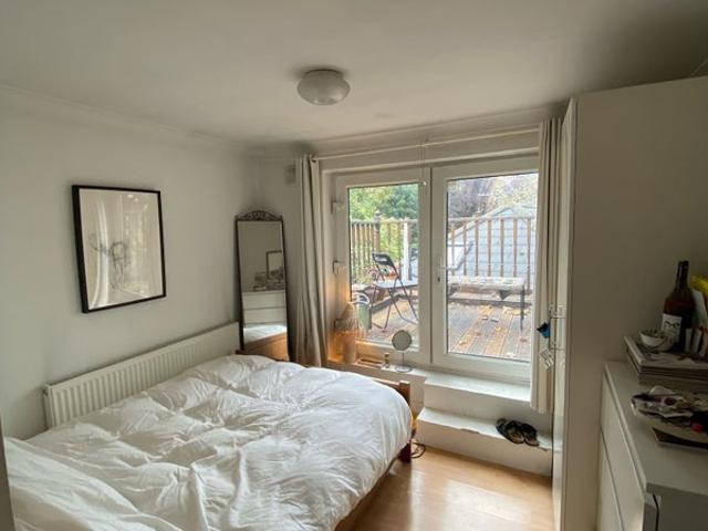Room at Plough Road, Greater London