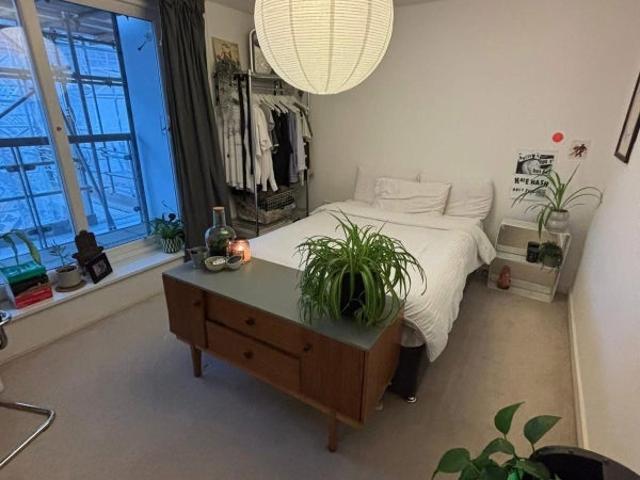 Room at Point Pleasant, Greater London