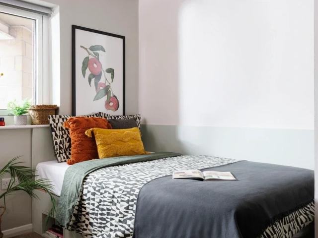 Room at Ponton Street, City of Edinburgh