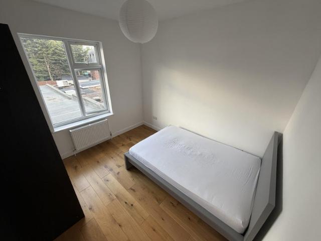 Room at Pope's Lane, Greater London